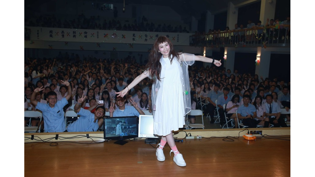 Queen Wei Sings "Autumn Story" with Graduates - 8 Days