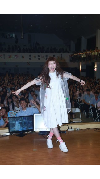 Queen Wei Sings "Autumn Story" with Graduates - 8days