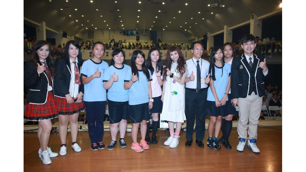 Queen Wei Sings "Autumn Story" with Graduates - 8days