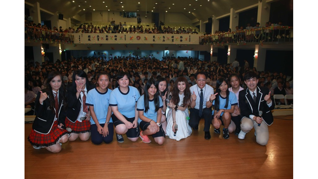 Queen Wei Sings "Autumn Story" with Graduates - 8days