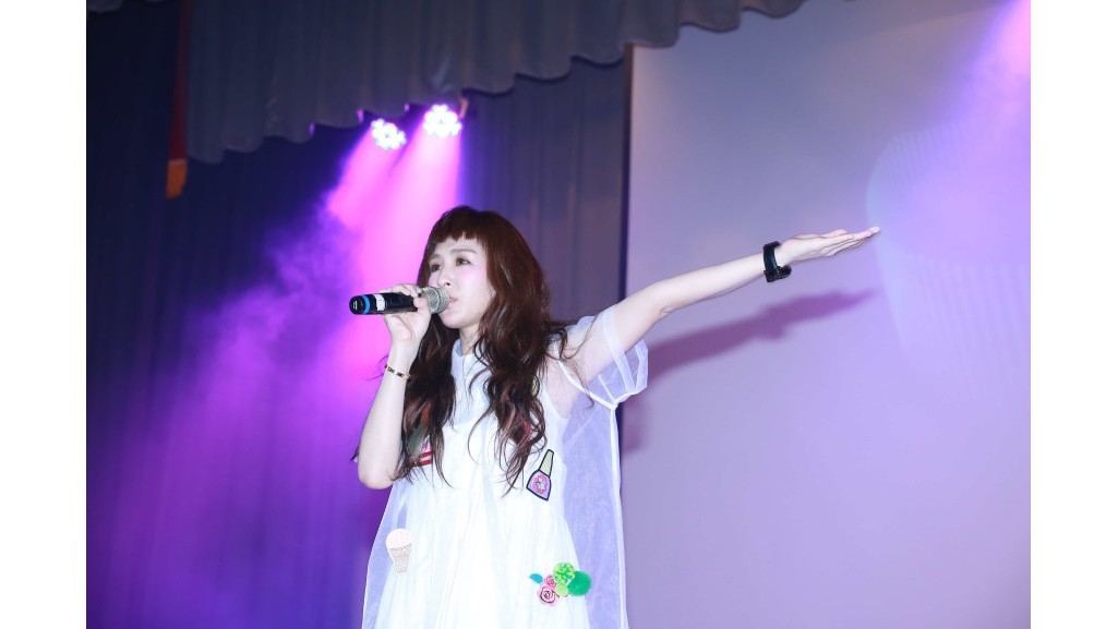 Queen Wei Sings "Autumn Story" with Graduates - 8days