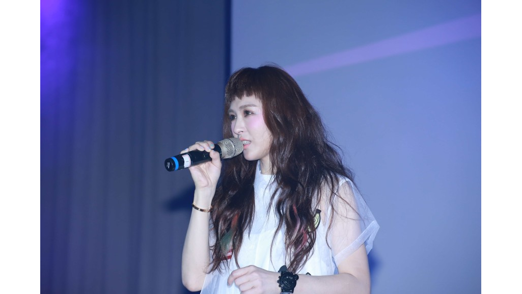Queen Wei Sings "Autumn Story" with Graduates - 8days