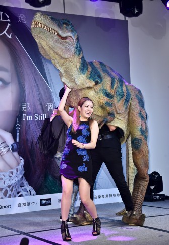 Yuki Hsu Celebrates with Fans in Vintage Hairstyles - 8days