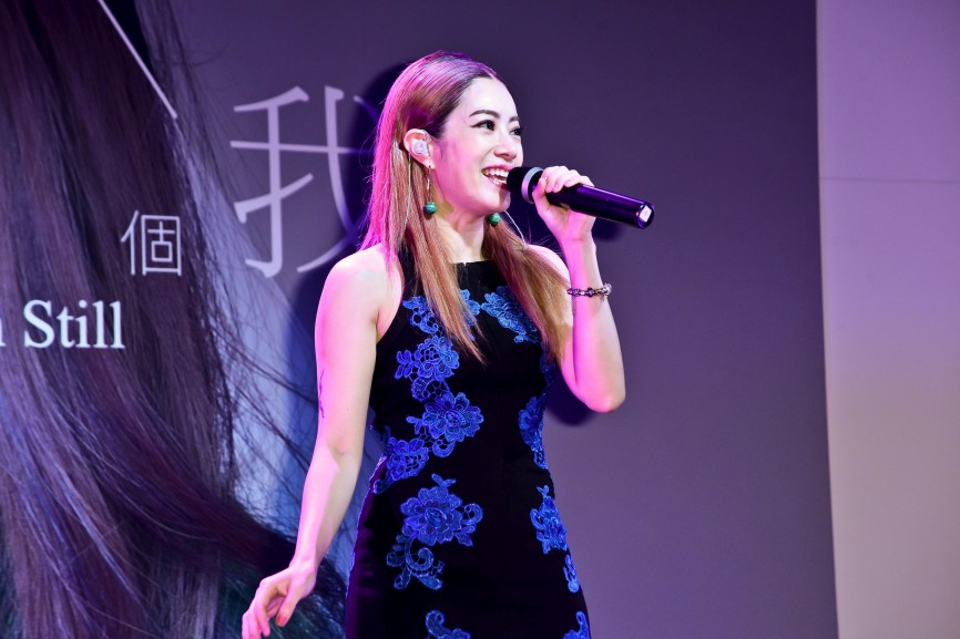 Yuki Hsu Celebrates with Fans in Vintage Hairstyles - 8days