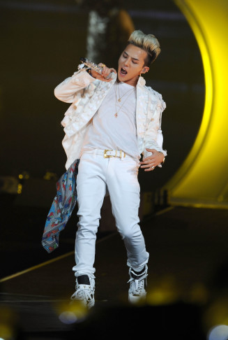 Top 10 Outfits of G-Dragon - 8days