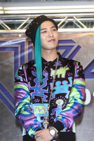 Top 10 Outfits of G-Dragon - 8days