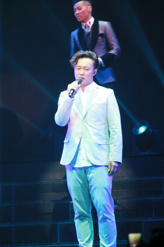 Edmond Leung Performs In Front Of Star-Studded Audience - 8days