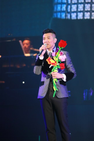 Edmond Leung Performs In Front Of Star-Studded Audience - 8days
