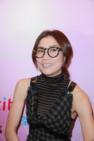 Sammi Cheng gets up close and personal with fans - 8days