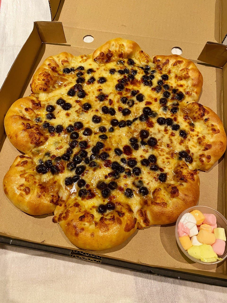Pizza Hut’s New Bubble Tea Blossom Pizza Taste Test: Nice Or Not? - 8 Days