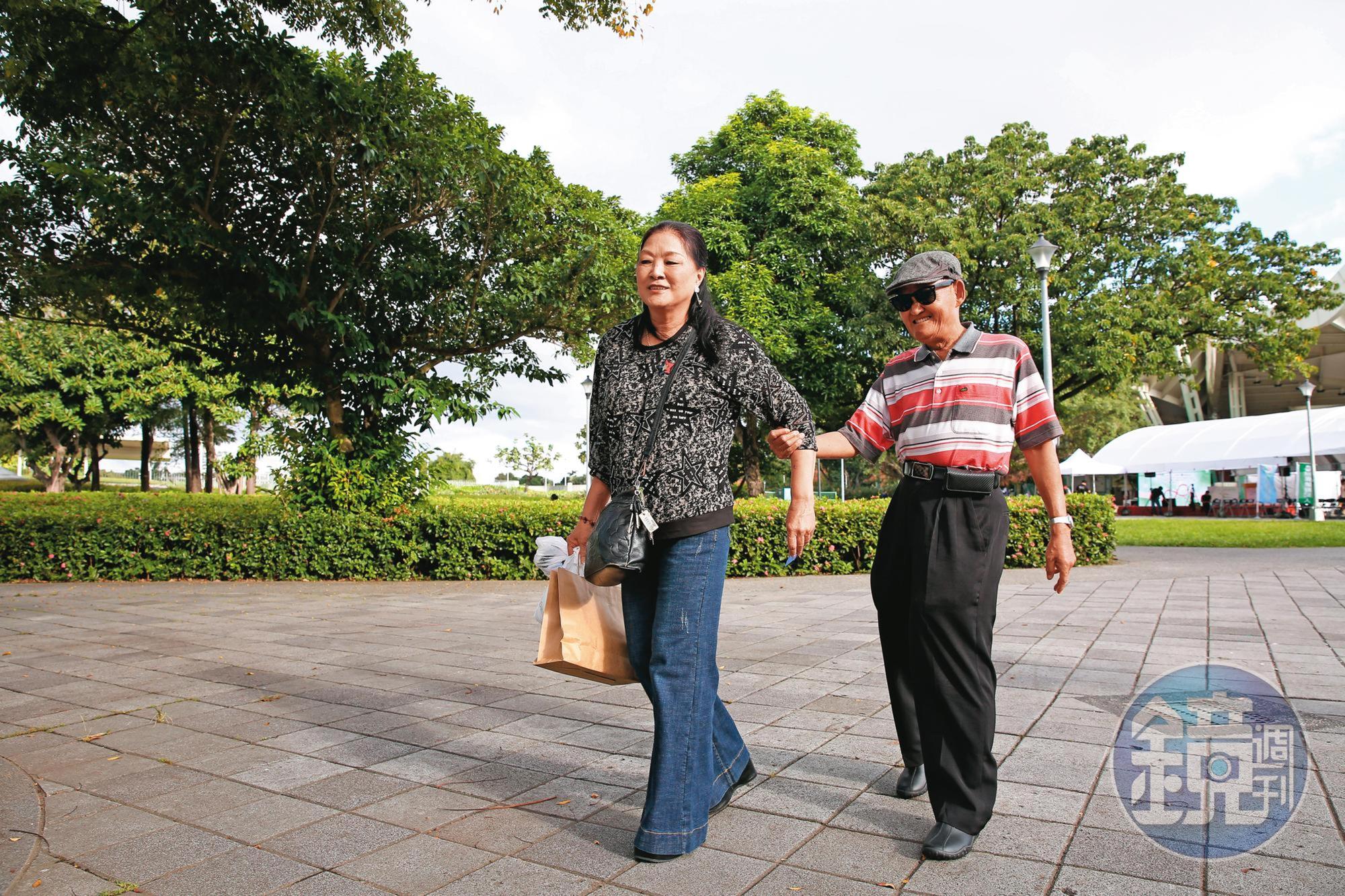 Blind Taiwanese Singer Lee Ping-Huei, 71, Earns S$474 A Month Busking ...