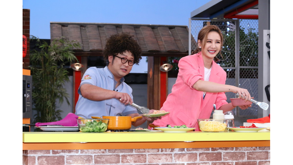 Lin Yu-Chih and Amber An show cooking skills in the press conference of ...