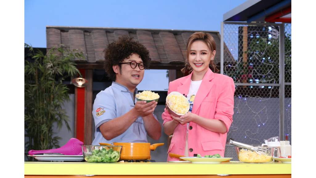 Lin Yu-Chih and Amber An show cooking skills in the press conference of ...
