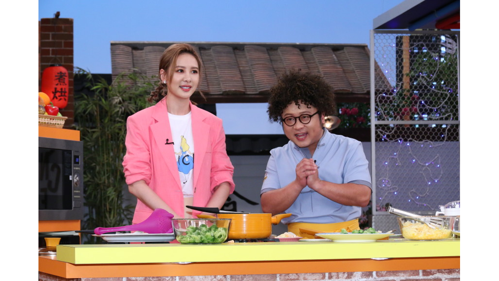 Lin Yu-Chih and Amber An show cooking skills in the press conference of ...