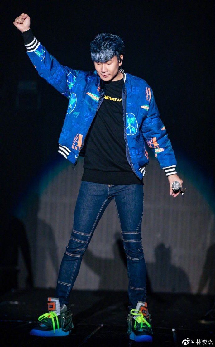 JJ Lin Posts Photo Of Fan Outside His Office; Makes The Internet Green ...