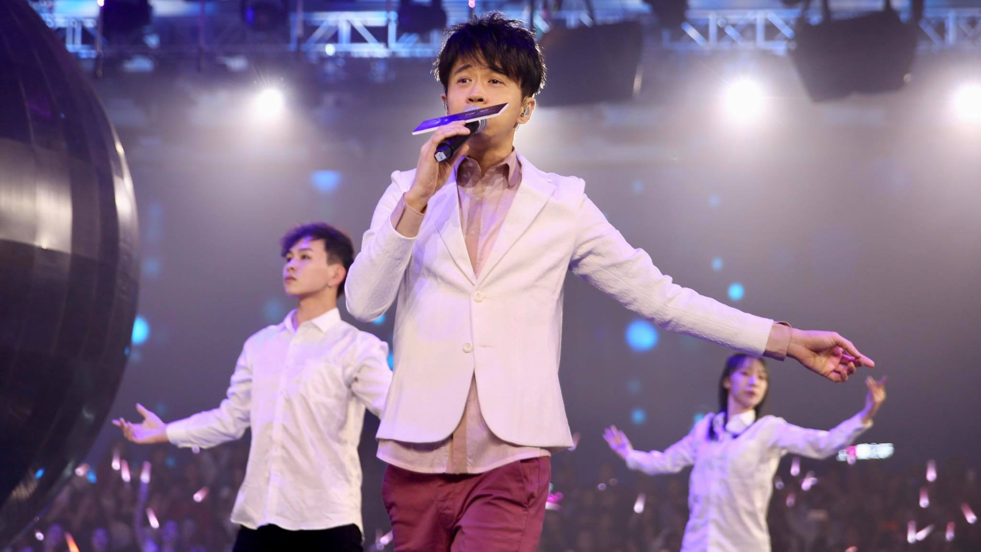 Malaysian Singer Michael Wong Freaked Everyone Out When He Coughed On A ...