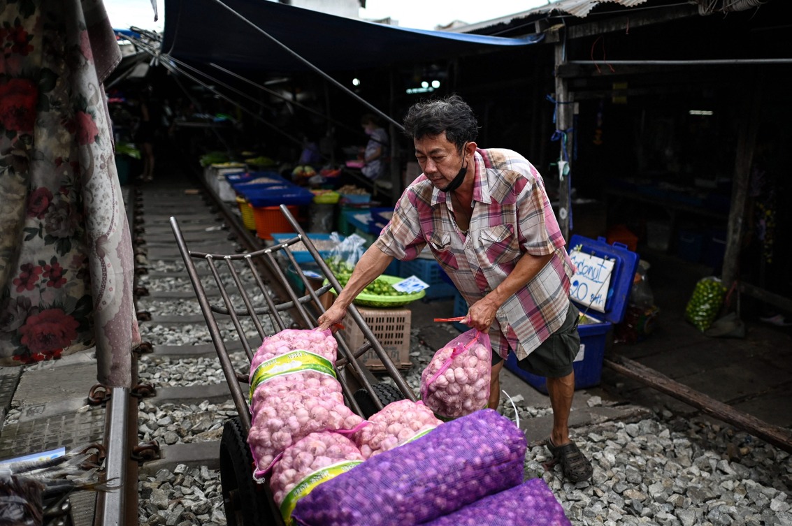 படங்கள் சொல்லும் கதைகள்: புத்துயிர் பெற்ற தாய்லந்து ரயில்தடச் சந்தை ...