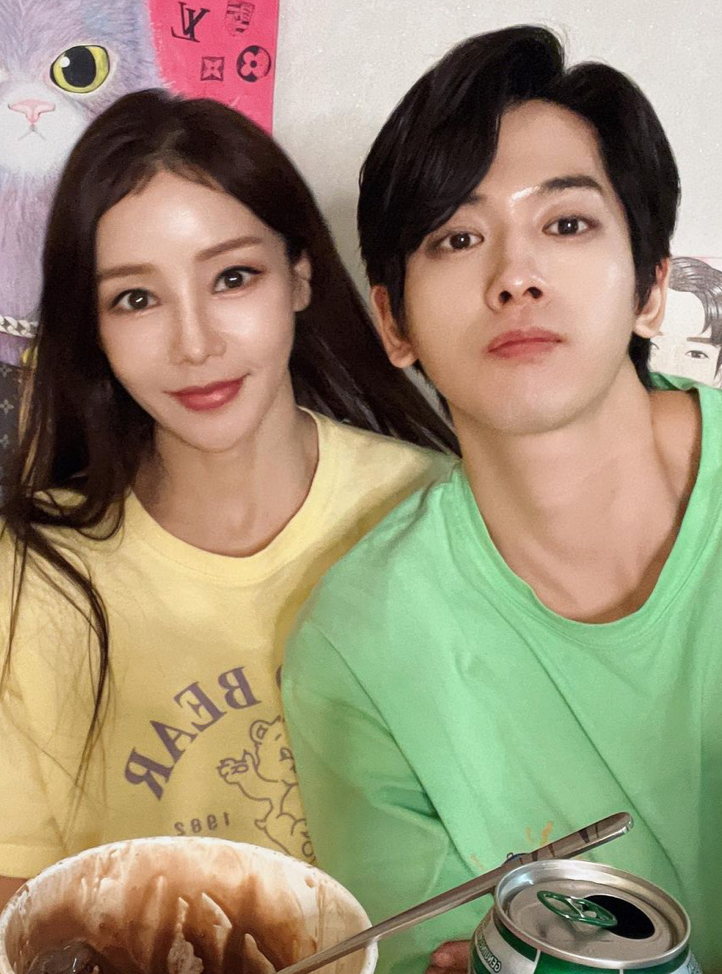 Korean star Shim Mina, 51, and her 34-year-old K-pop idol husband celebrate fifth wedding ...