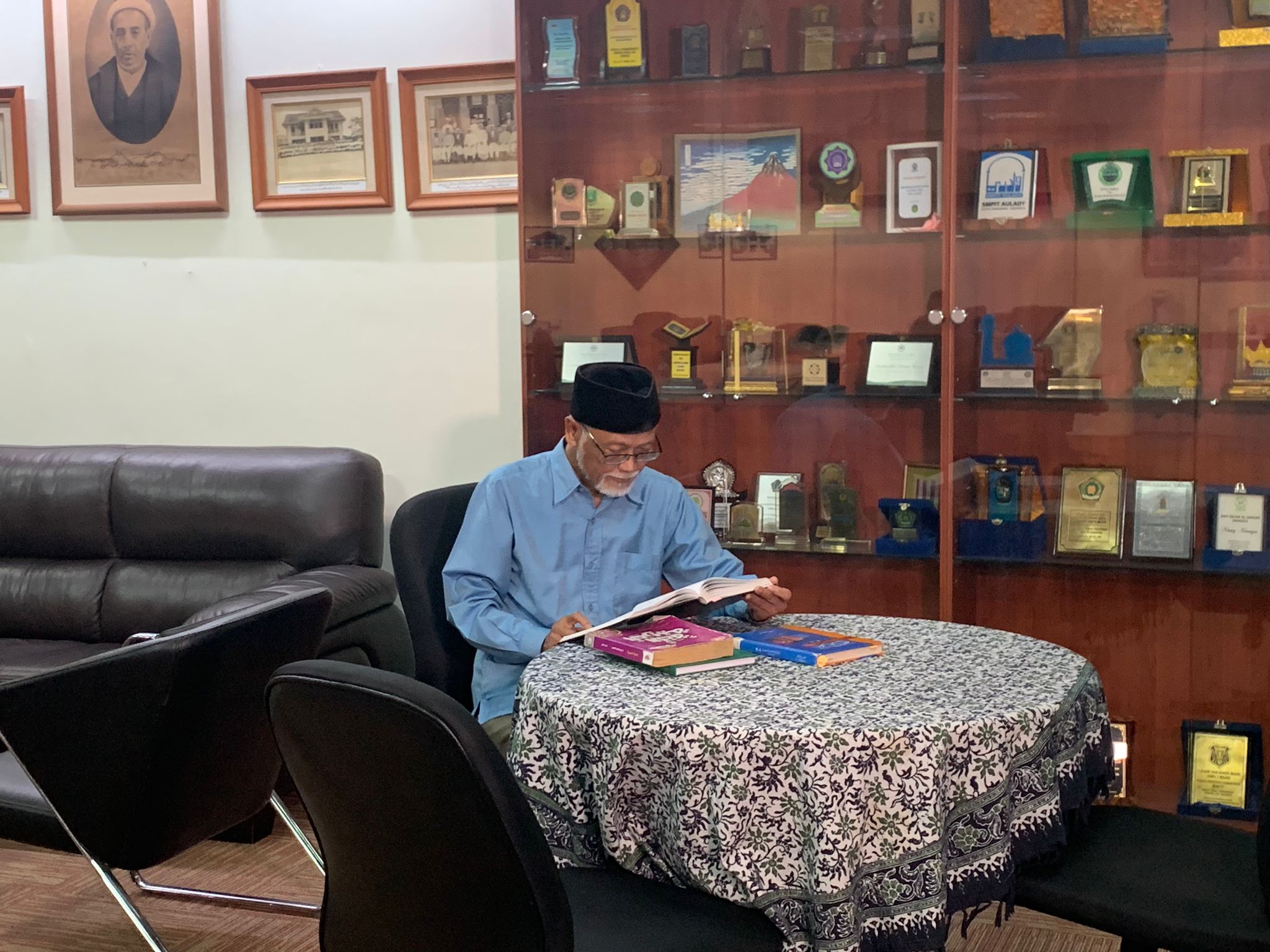 Ustaz Pasuni Maulan terima Anugerah Jasa Cemerlang MUIS - BERITA Mediacorp