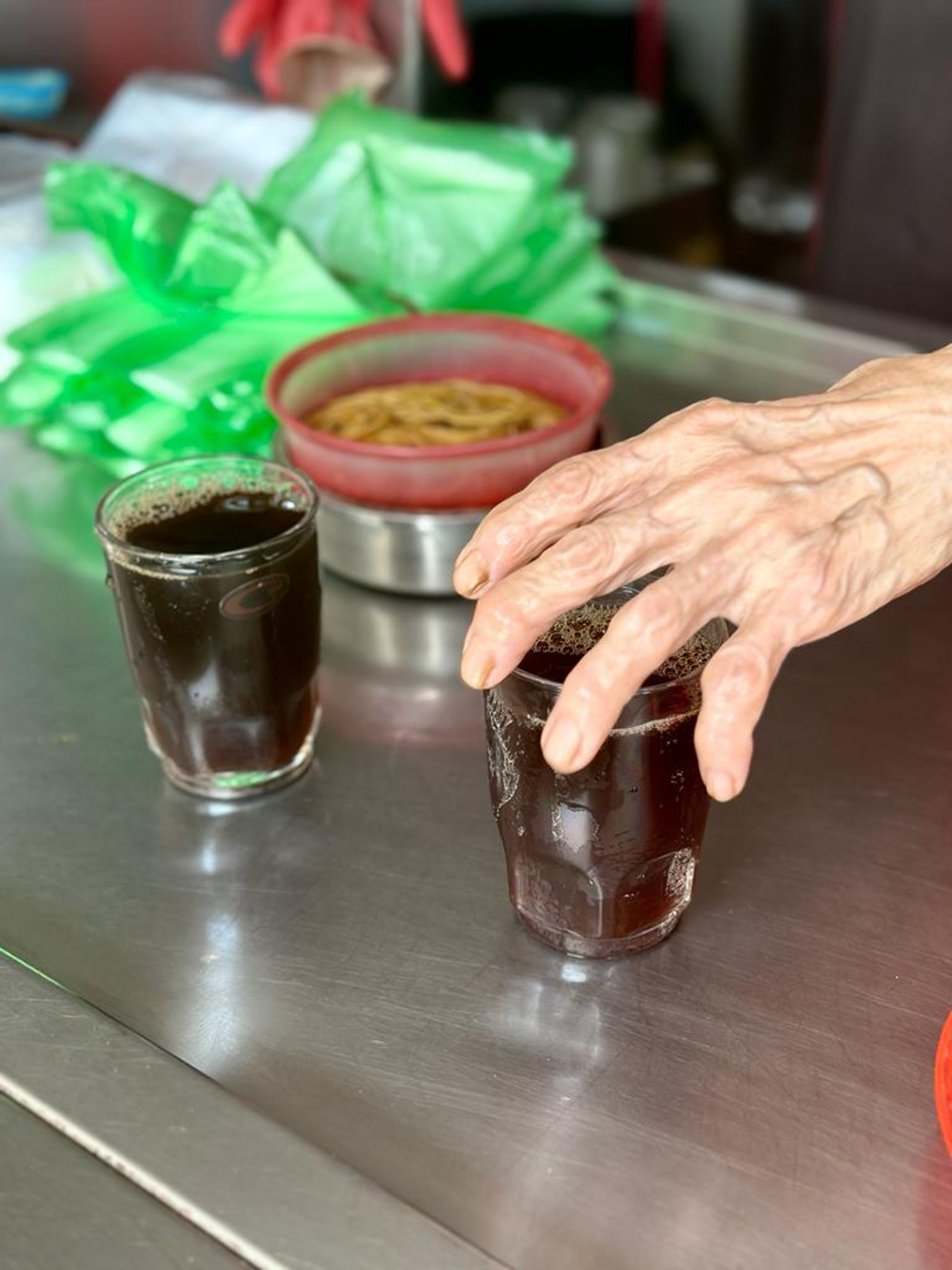 Johor Bahru liang teh auntie sells potent S$0.30 Wang Lao Ji Herbal Tea ...