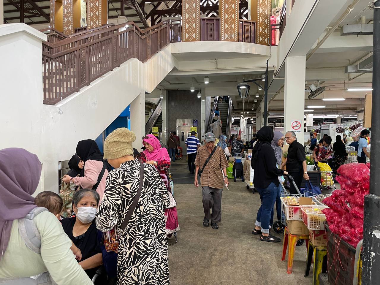 Pembeli harap harga jualan Bazar Raya Geylang Serai 2024 lebih ...