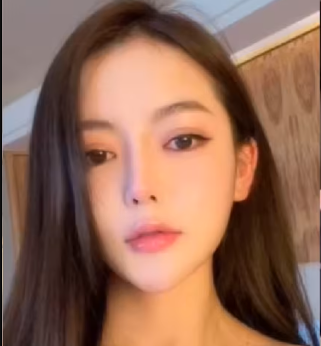 Chinese woman who got deported from Singapore after insulting nurse and arguing with police is a ...