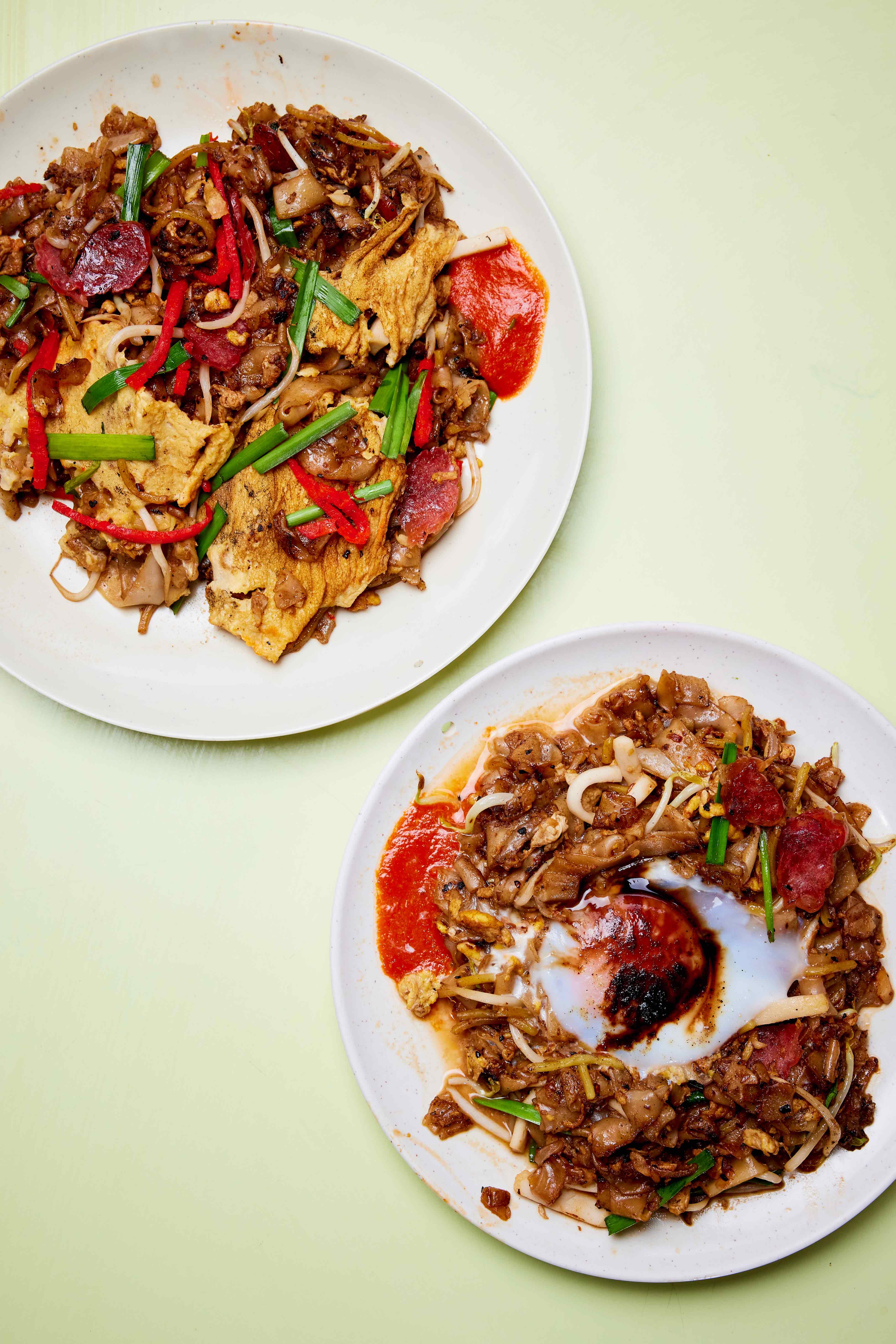 Hawker uncle dances to cha-cha music while frying char kway teow that ...