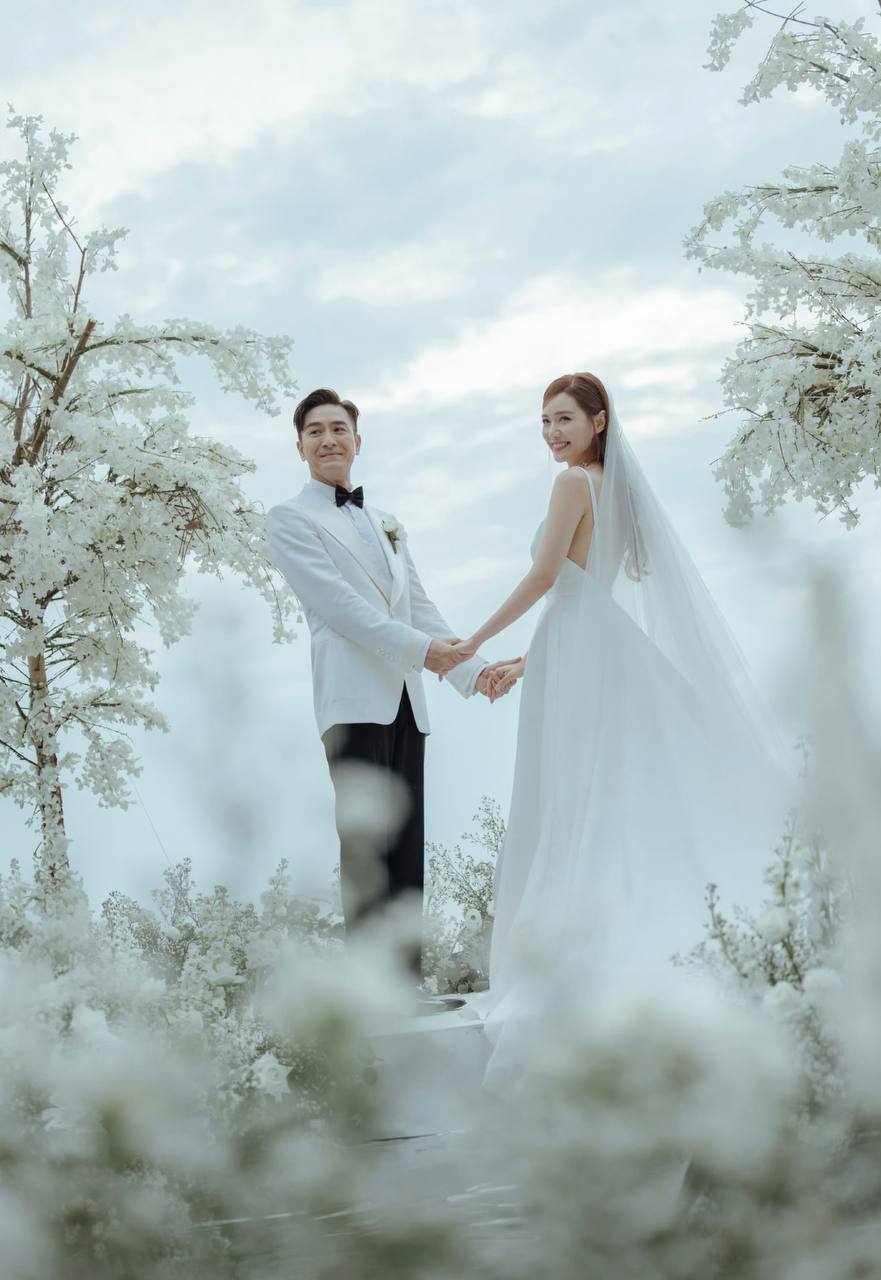 The moment Kenneth Ma exchanged vows with Roxanne Tong at their Ko ...