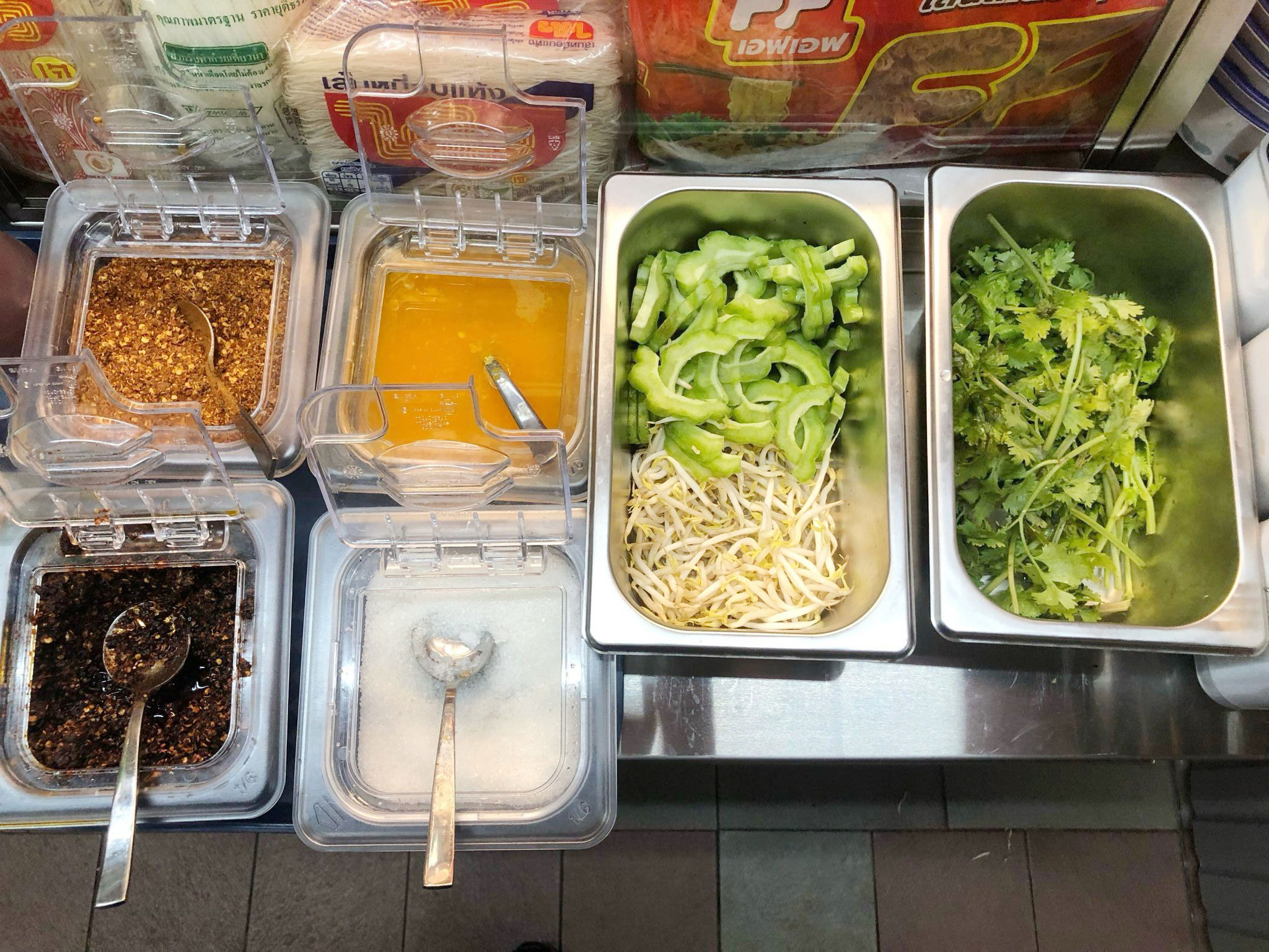Generous Thai Hawker Has Free-Of-Charge Veggie Station At Chicken ...