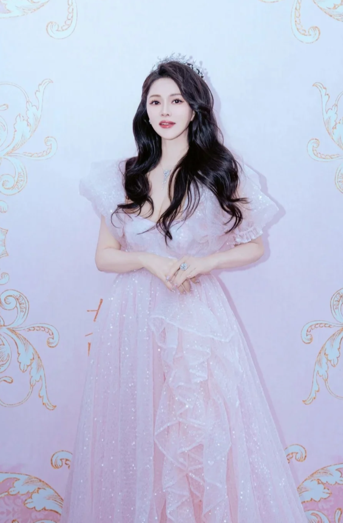 "Trying Too Hard To Look Young": Annie Yi Shamed For Dressing Like A ...