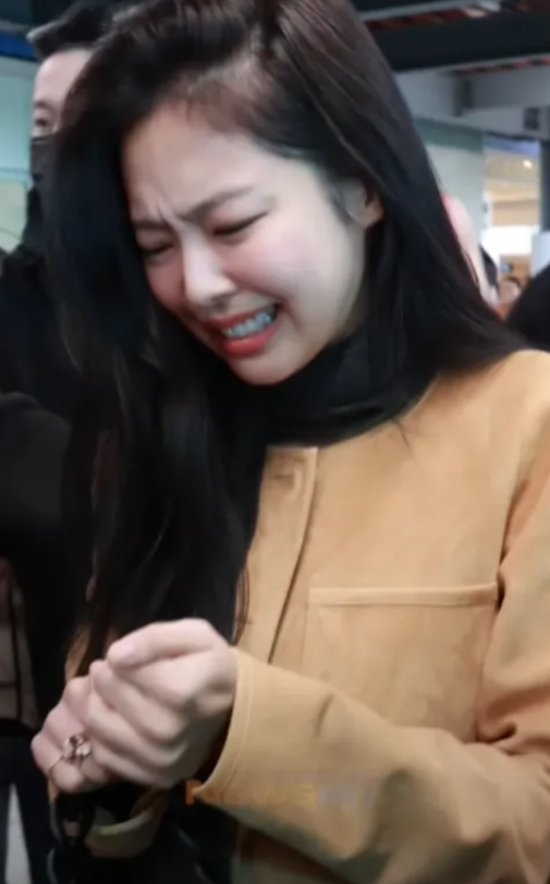 Blackpink’s Jennie Winces In Pain From… Suspected Paper Cut - 8days
