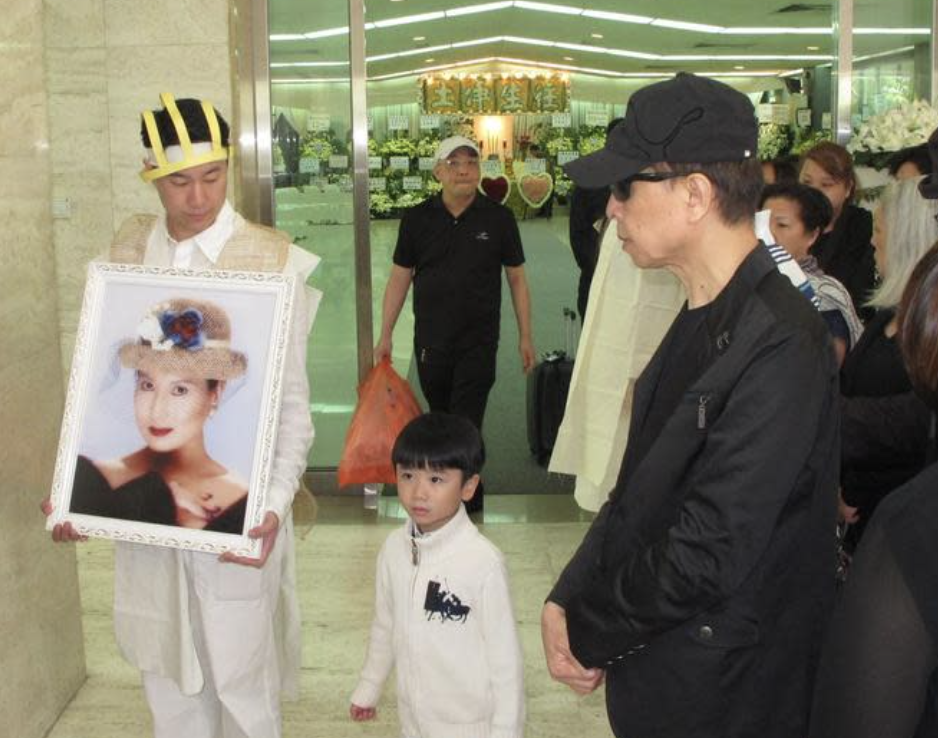 Hong Kong singer Johnny Yip, 80, said to be dating mainland Chinese woman in her 30s - CNA Lifestyle