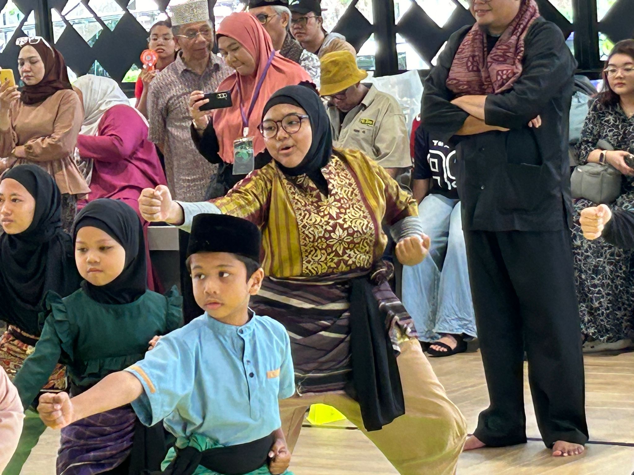 Lebih 2,000 orang sertai sambutan ulang tahun ke-90 Persatuan Bawean SG ...