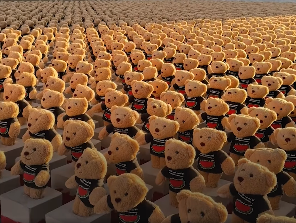 Artis ini pamer 15,000 beruang teddy di Qatar untuk memperingati kanak ...